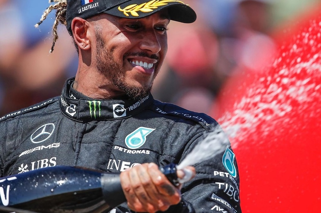 Lewis Hamilton se torna sócio do Denver Broncos, time de futebol ...